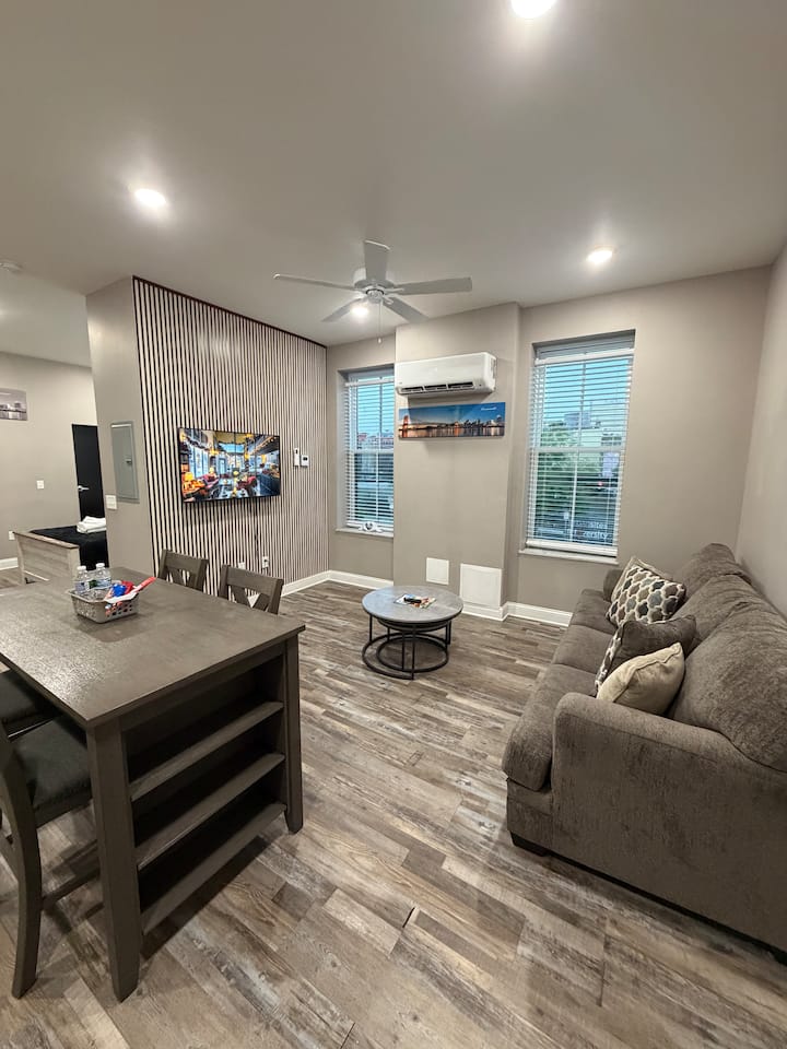 Stylish Otr Stay W/ Queen Bed & Parking - Cincinnati
