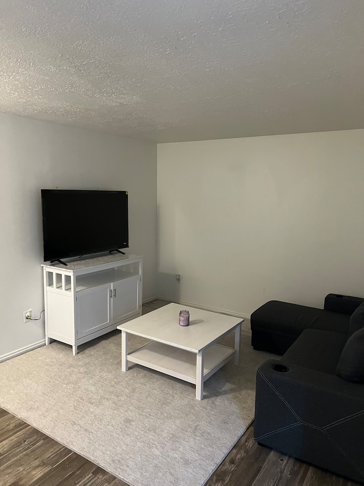 Close To Shopping Centers And Restaurants - West Jordan