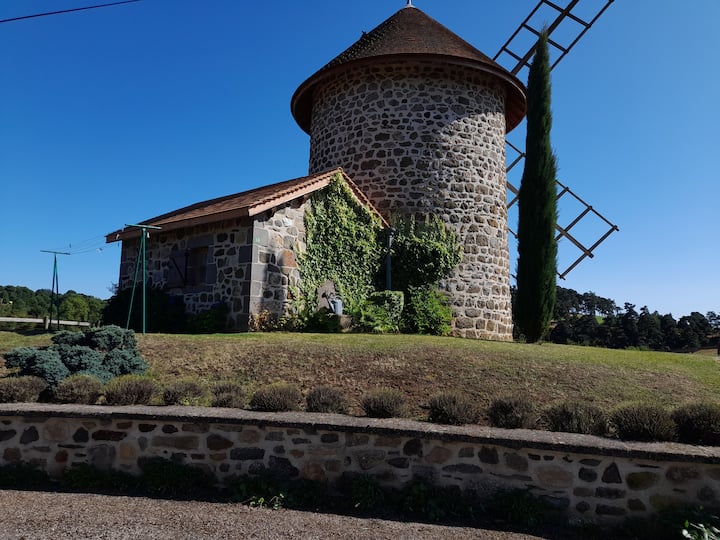 Moulin à Vent En Pleine Nature. - Saint-Flour