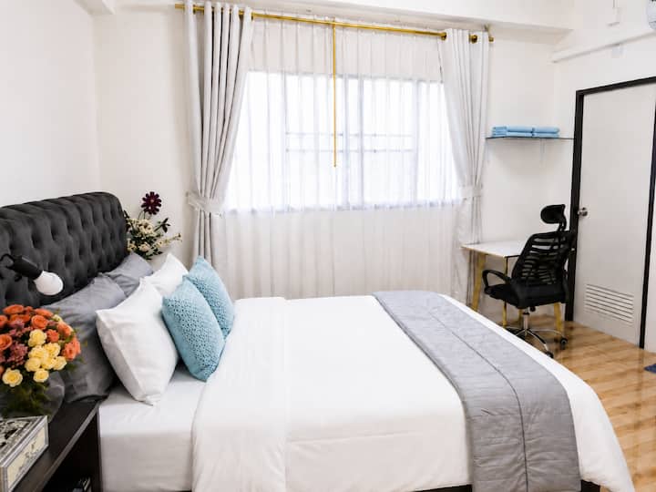 King Bed Quiet Studio | Self Check-in + Parking - Chiang Mai