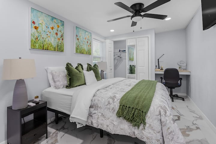 Modern 2br, 2 Queen Beds •Near Beaches & Downtown. - Pinellas Park, FL