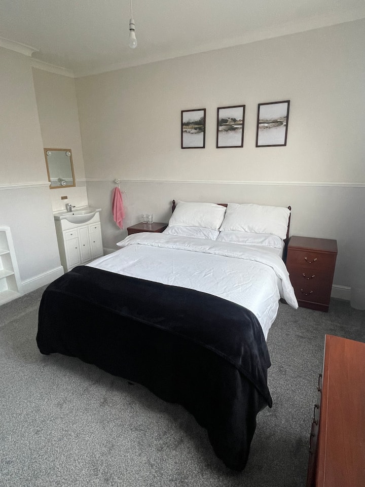 Room In Newtown, Mid-wales - Kerry