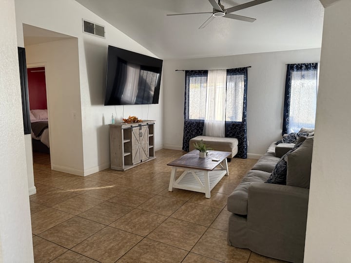 Relaxing Family Home Pool & Jacuzzi - Las Vegas