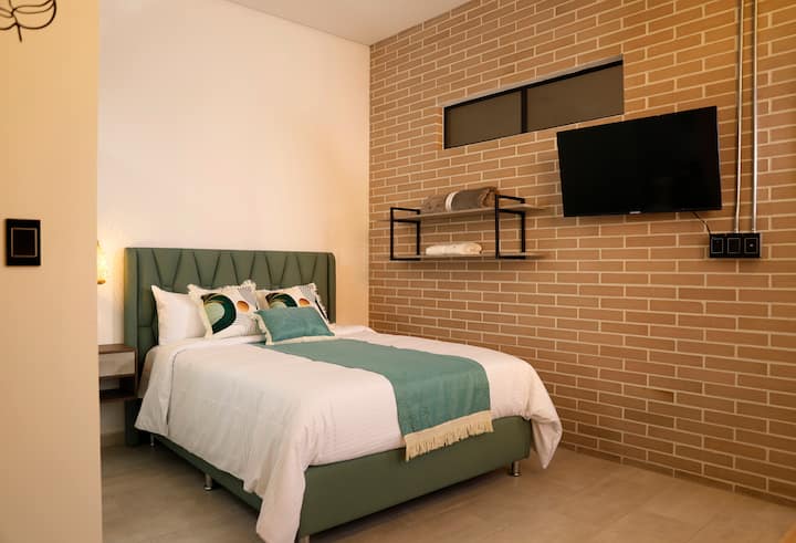 Cozy Stay With Fast Wi-fi & A/c Included - Medellín, Colombia