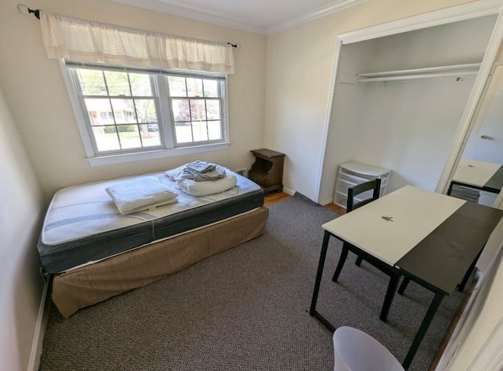 Bright Private Room Near Gmu - Fairfax, VA