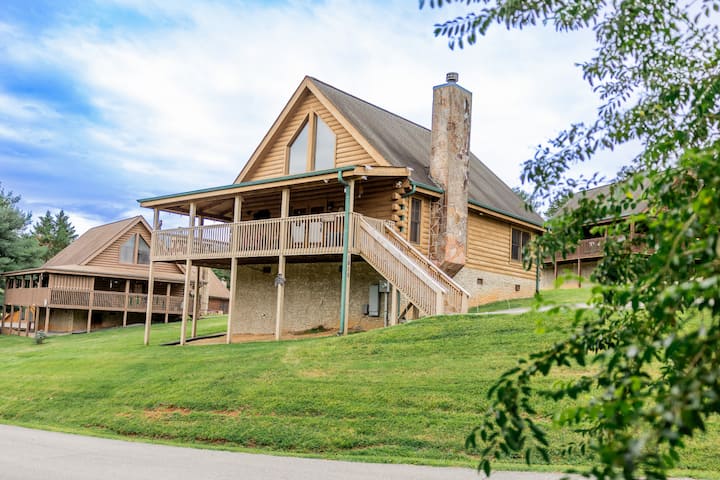 Pet Friendly Cabin W/ View! Hot Tub & Playground! - Sevierville, TN