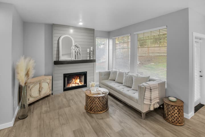 Tranquil, Modern & Clean Condo - Snohomish, WA