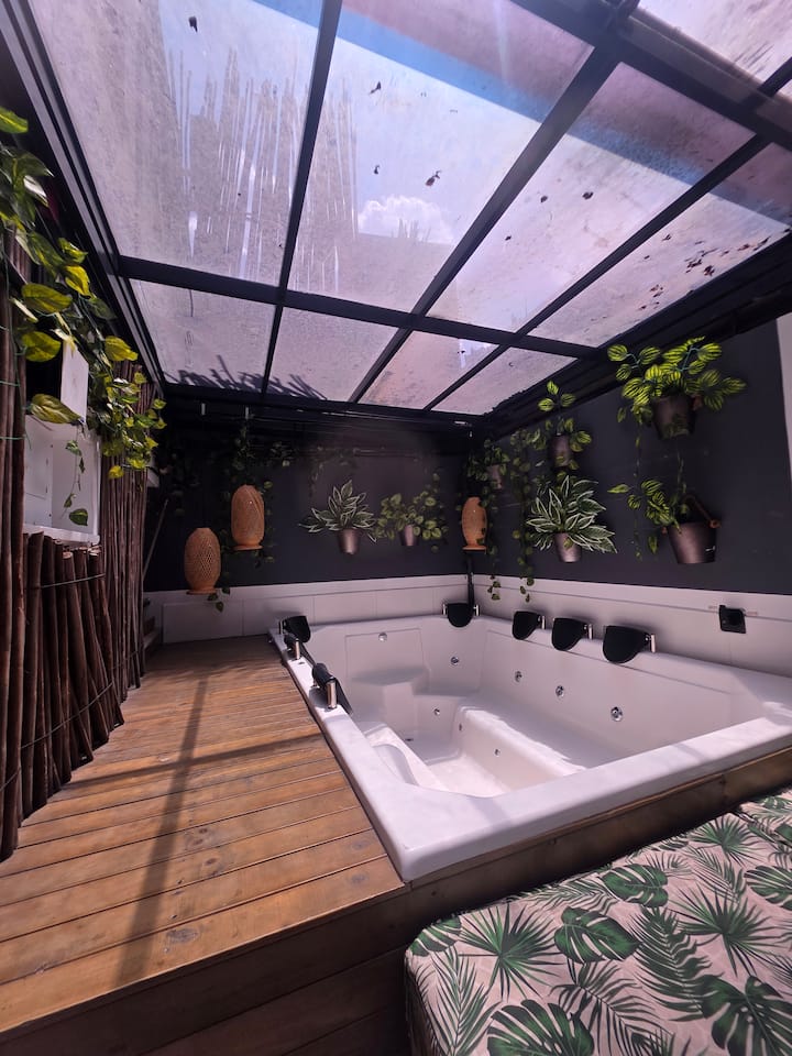 Big Party House Poblado & Large Jacuzzi & 5hot Tub - Medellín