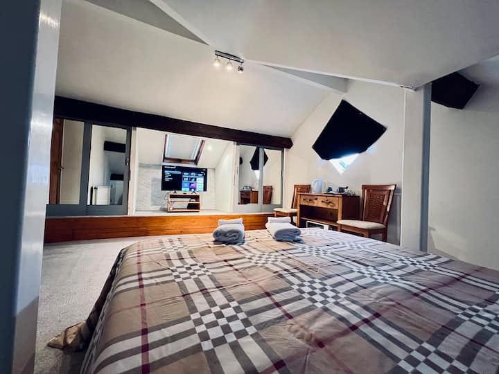 Bedroom In Macclesfield - Macclesfield, UK