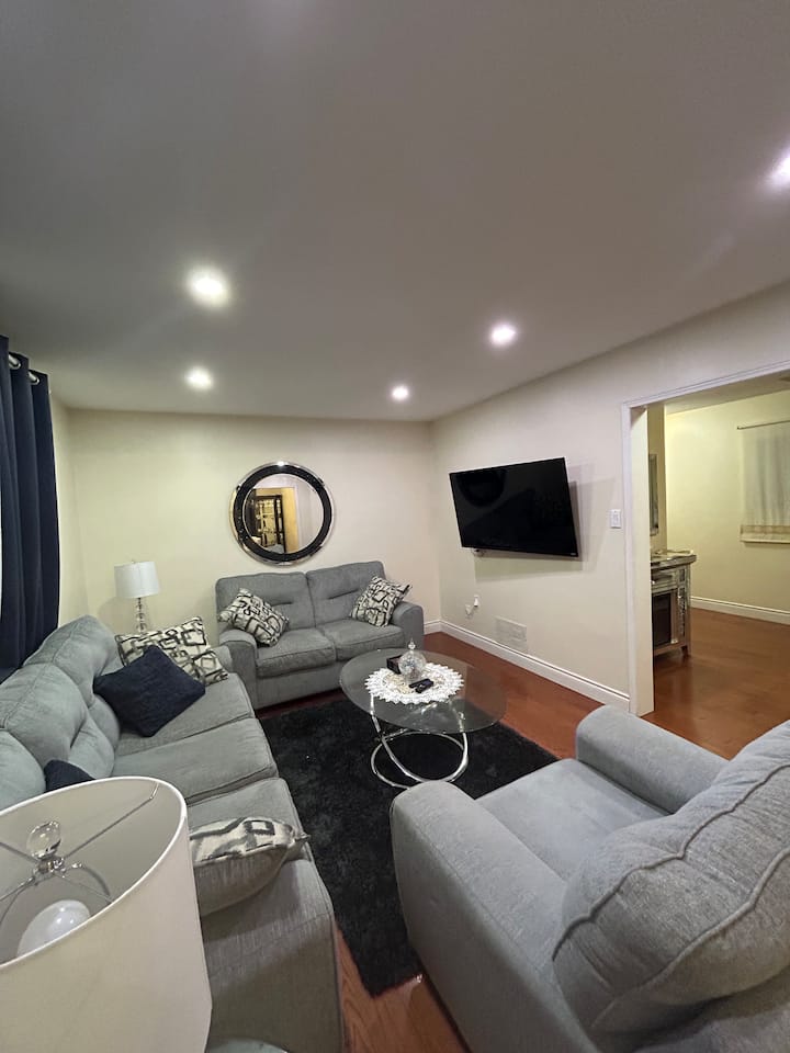 Fabulous 3 Bedroom House - Oakville