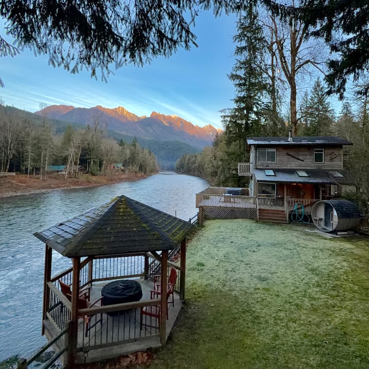 Riverfront Hot Tub Sauna Gazebo Yards And Views - Index, WA