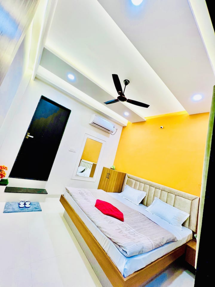 Deluxe Double Premium Room @ Staymore (Non-ac) - Maheshwar