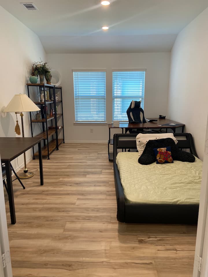 Versatile Office & Bedroom Space - Richmond, TX