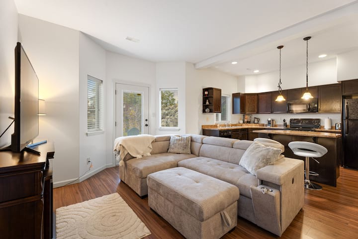 Bright & Open Retreat In Golf Community - Kamloops