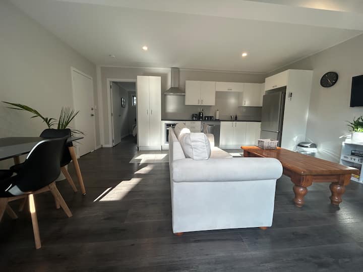 Modern 1 Bedroom, Beach Haven -