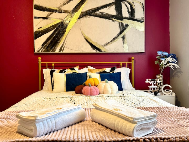 Antique And Modern Charm Room In West Seattle - Seattle, WA