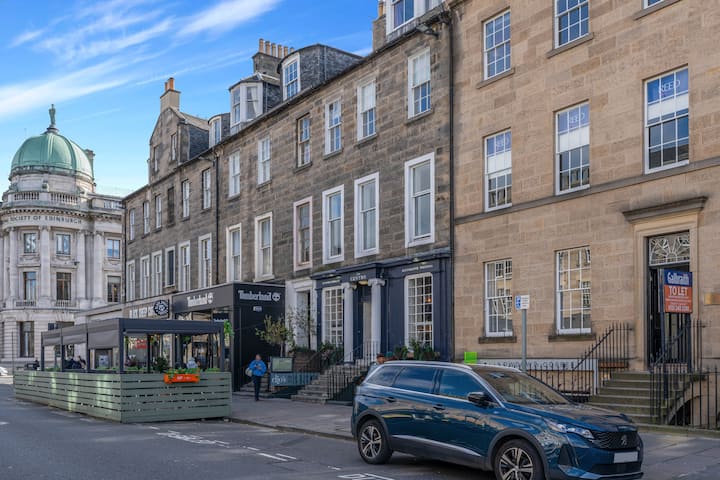 Large 3 Bedroom Apartment On George Street - Edinburgh