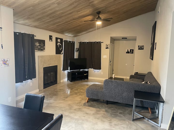 King,queen, Pool, Hot Tub & 420 Friendly Book Now - Austin