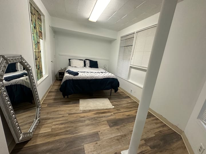 Essential Room In Business Zone - Connecticut