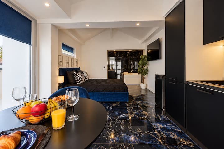 Elegant Jacuzzi Suite Black & Blue Decor Sleeps 2 - Lognes