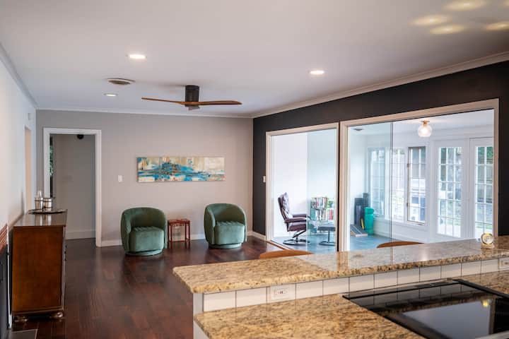 Chic Midcentury Escape With Fireplace & Bar - Springfield, MO