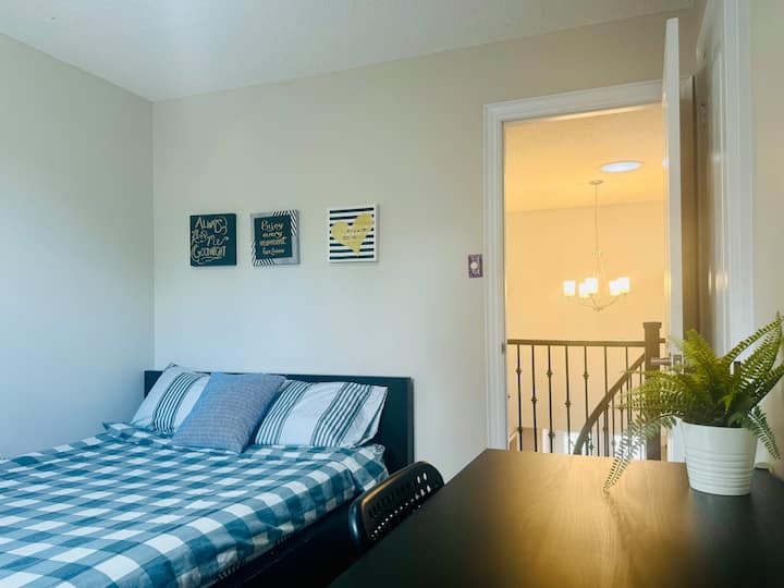 7.2 Big Room On 2nd Floor| Vaughan Mills & Airport - Vaughan