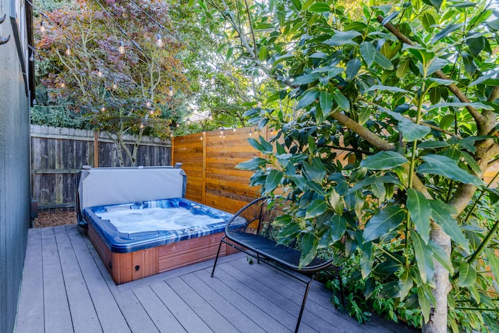 Lovely Home Near Auzten W/hot Tub & Large Garage! - Eugene, OR