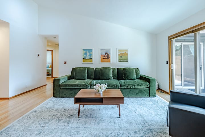 Lovely Home Near Auzten W/hot Tub & Large Garage! - Eugene, OR