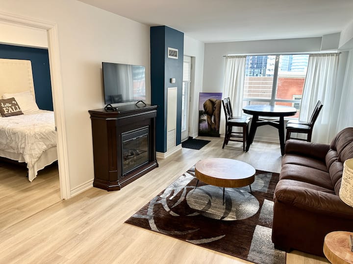 Huge 1 Bedroom + Den Condo Walk 2 Min Cn Tower - Toronto