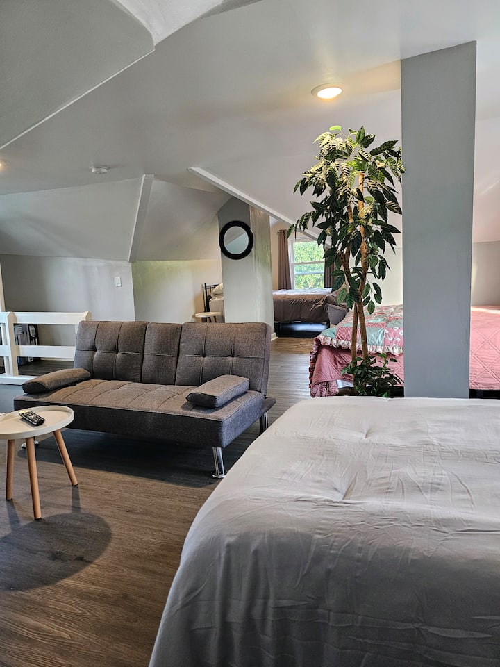 Spacious Retreat
Near Downtown &
Edgewater Beach - Cleveland, OH