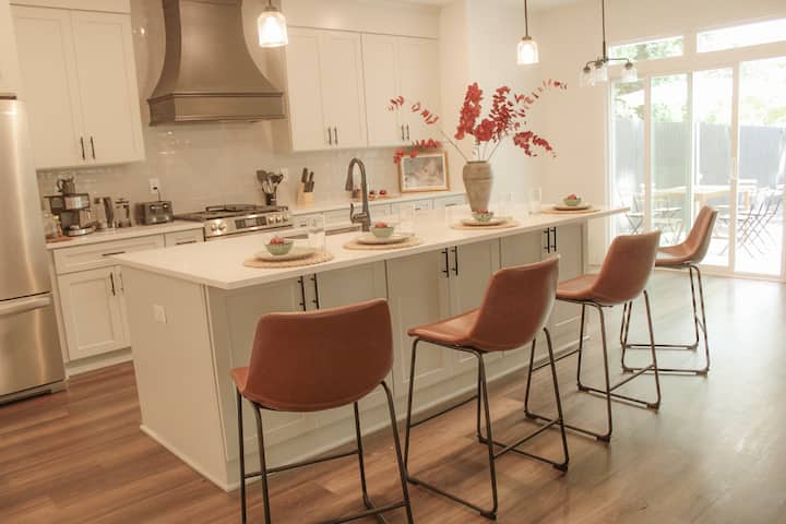 Modern Family Getaway | 5 Minutes Uptown Charlotte - Charlotte