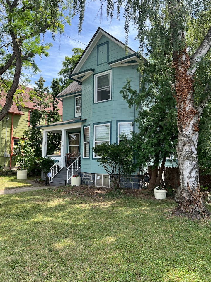 Eclectic Charm- A Stylish Stay With Personality - Niagara Falls, NY