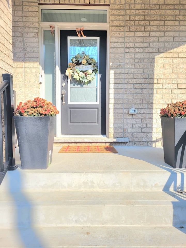 New 3br Townhouse Free Parking - Oshawa