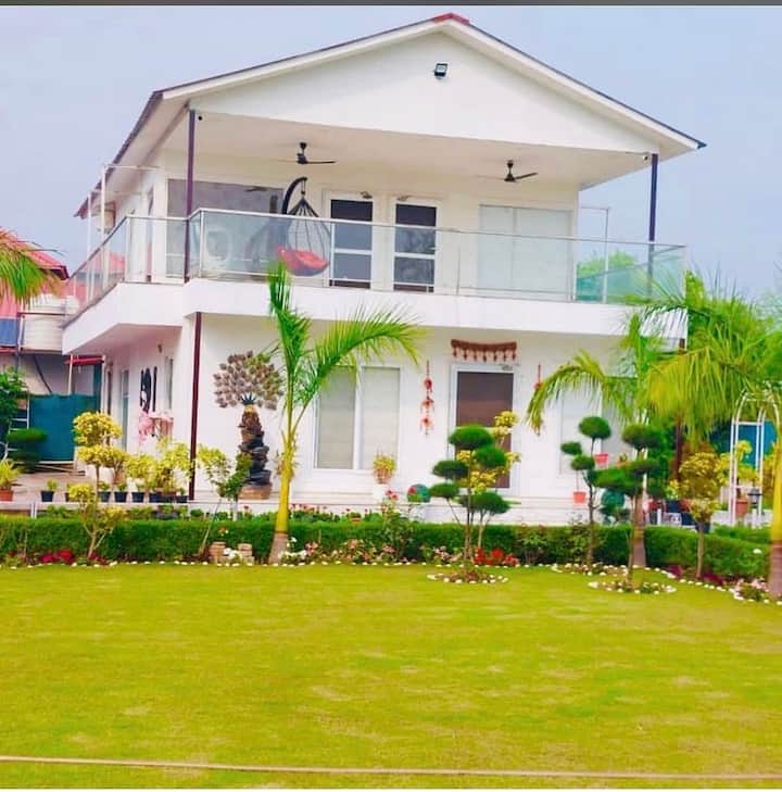 Royal Orchid Noida- Villa With Lush Garden & Pool - Faridabad