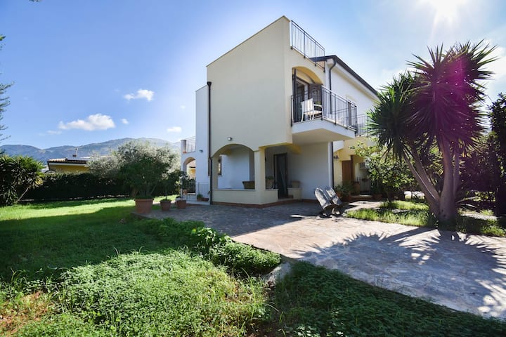 Villa Casa Carini Vacanze A Mare E Piscina Jacuzzi - Isola delle Femmine
