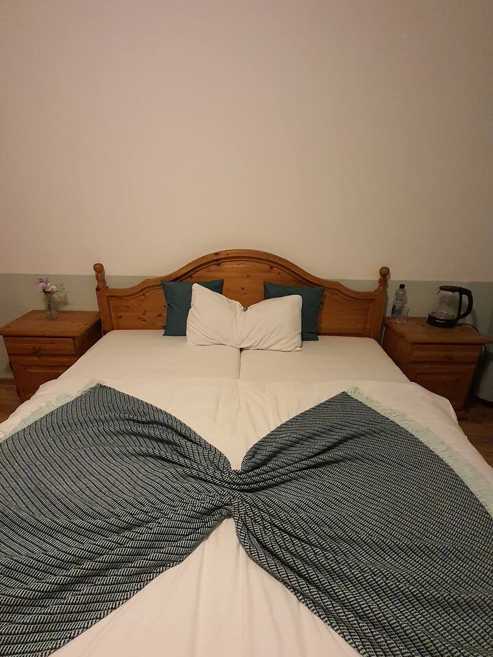 Familienzimmer
1 Ehebett & 4 Kinderbetten - Zierenberg
