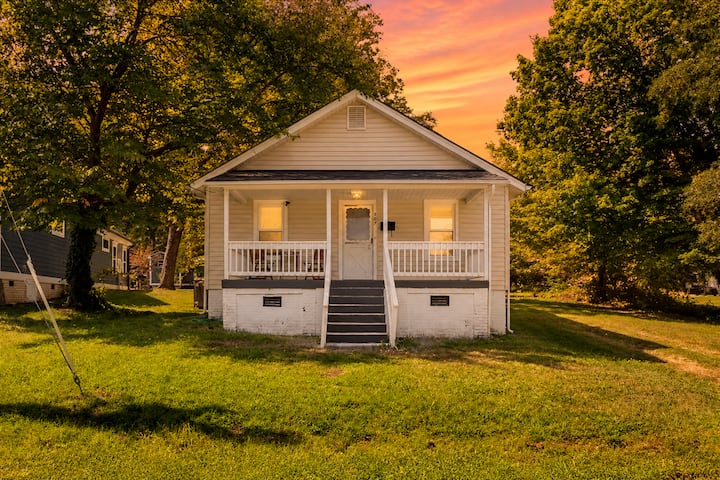 Homey Burlington Getaway: Hosts Up To 8 Guests - Graham-Mebane Lake