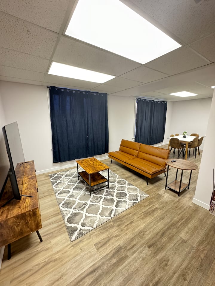 Loft Apt On Wyndotte | 2bed 1bath | Nr Tunnel - Windsor, ON, Canada