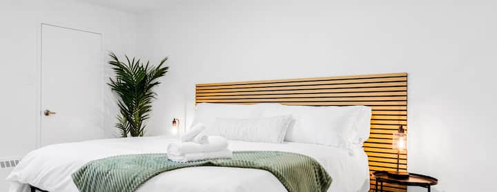 2 Bed | Newly Reno'd Apt |Free Parking| Balcony - Toronto