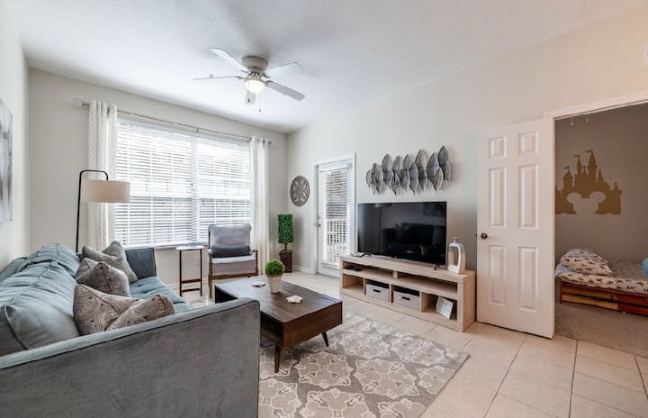 New! Location! Minutes From Parks! Sleeps 8 - Lake Buena Vista, FL