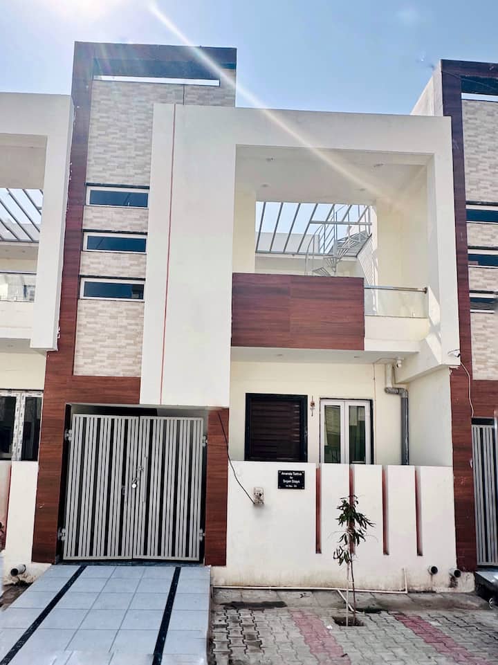 Ananda Tattva By Iraaya Stays| Near Iskcon Temple - Vrindavan