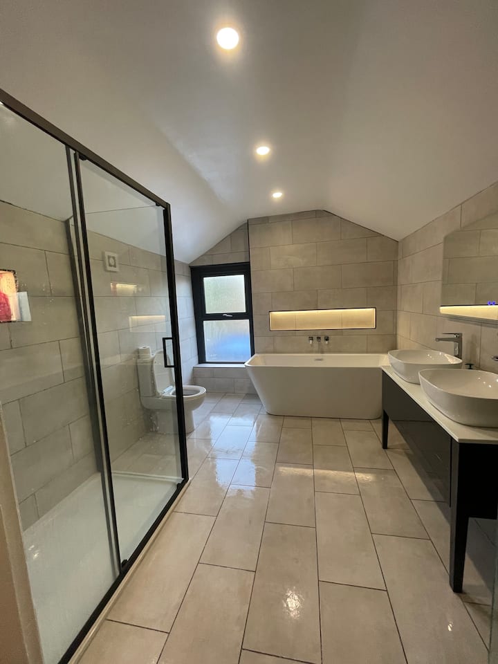 Double Room In Cardiff - Cardiff