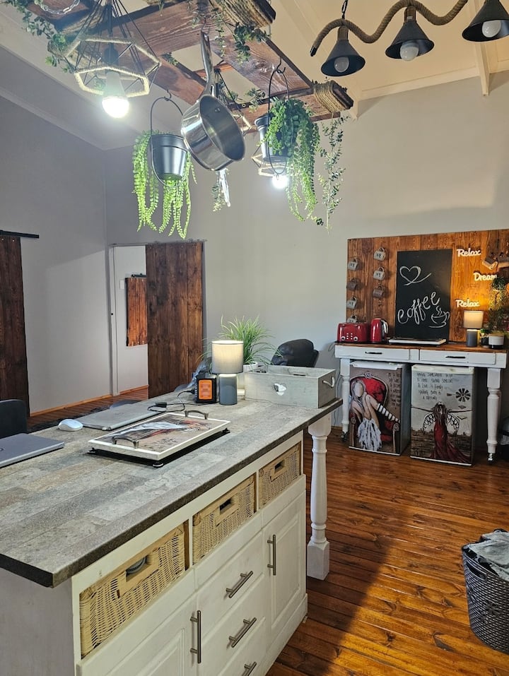 Beautiful 2 Bedroom, Cottage! - Port Edward