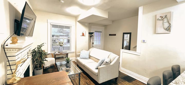 Charming Townhouse In Galt W Loft, Patio, Parking - St. George, Canada