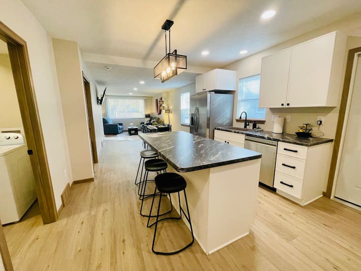 The Platinum Flat | A Central Modern Stay - Sioux Falls, SD