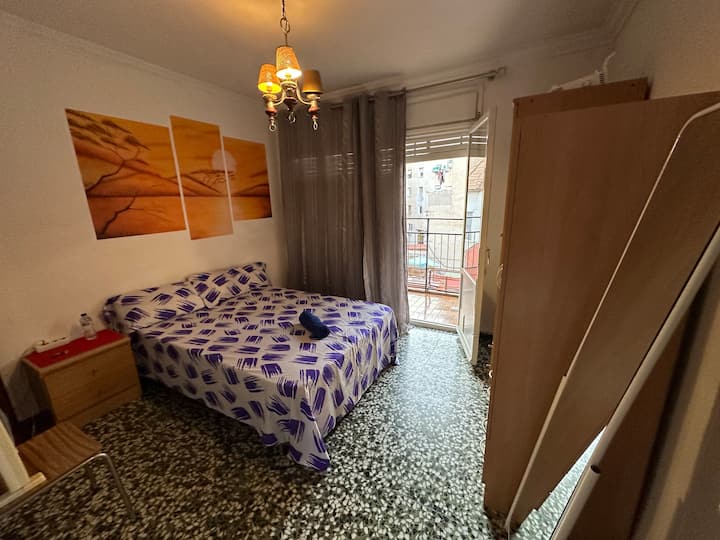 Habitación Cómoda Con Balcón - Alicante