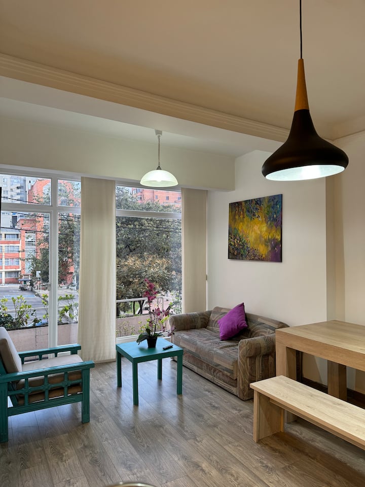 Apartamento Con Balcón Céntrico, Tranquilo, Fresco - Bogotá