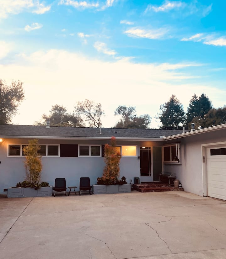 Mid-century Getaway - Cozy & Quaint Near The Beach - Summerland, CA