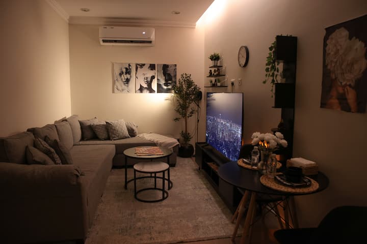 شقة علوية  وعصرية ، في حي الحمراء. - Jeddah