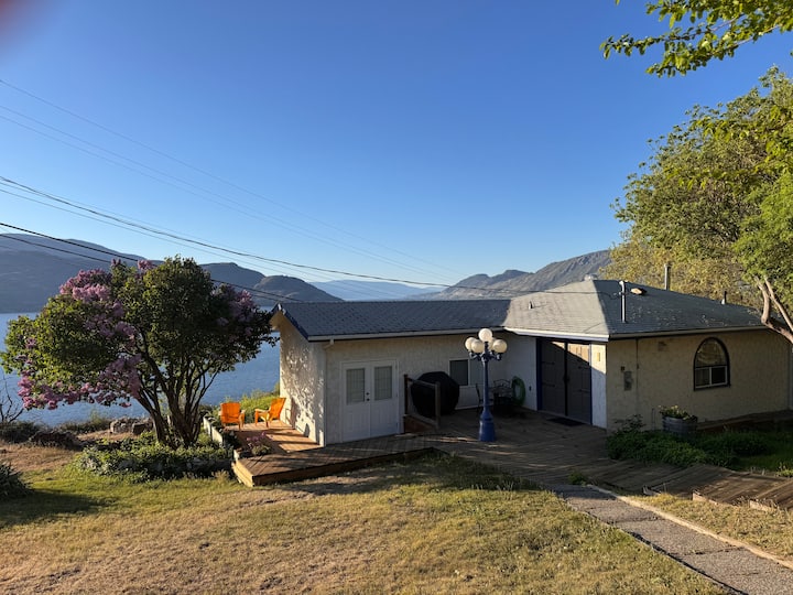 Stunning Lake View Cottage - Peachland